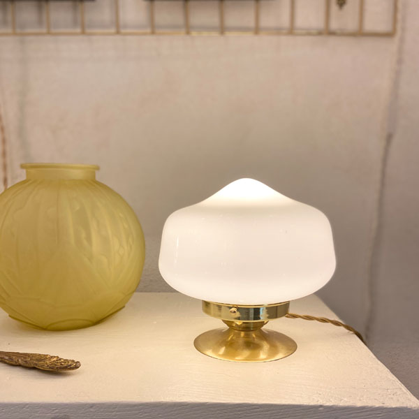 Lampe globe en opaline - Brocante et Déco Chic
